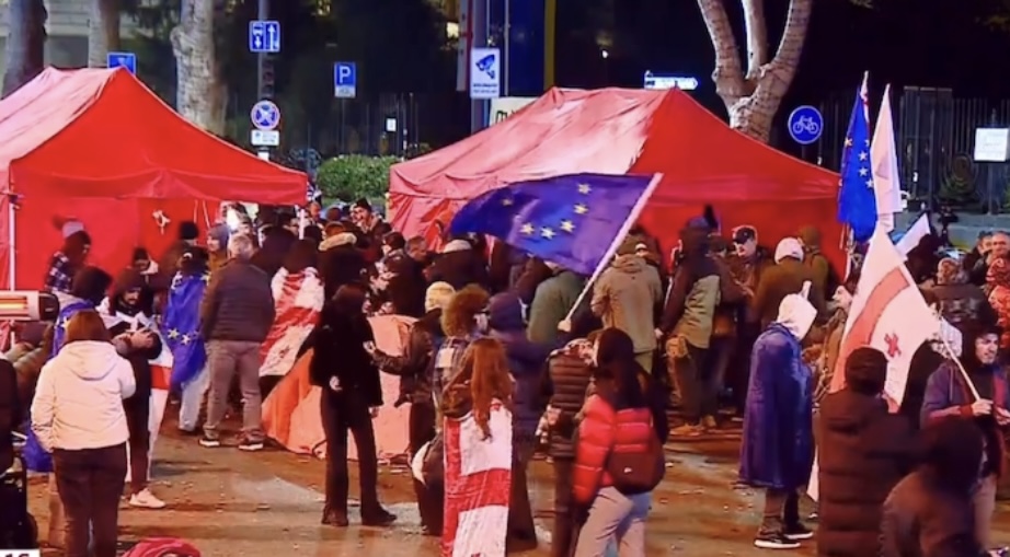 რა ხდება ამ წუთებში ჭავჭავაძის გამზირზე, სადაც საპროტესტო აქცია ...